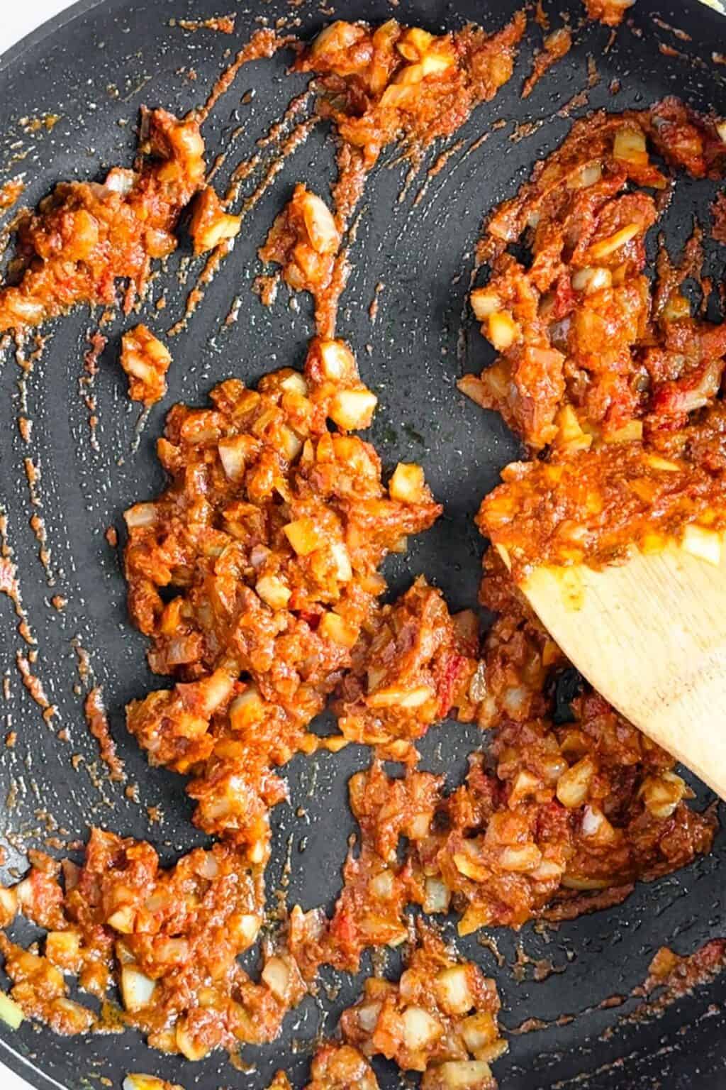 Butter Chicken with Naan (Murgh Makhani) - The Foreign Fork